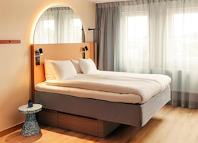 Quarto, 1 cama queen-size | Cofre com capacidade para portátil, Wi-fi grátis