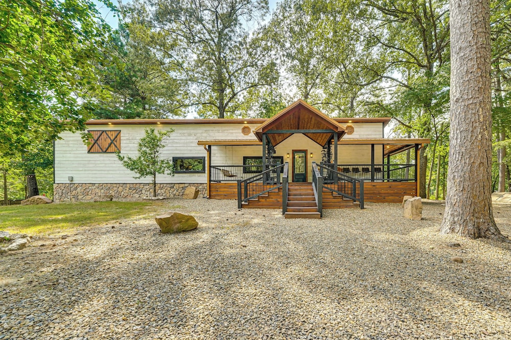 Hike, Fish & Unwind: Cabin W/ Yard In Broken Bow! - Oklahoma