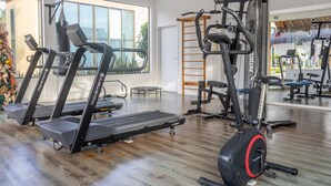 Uma academia com esteiras, elípticos e barra para puxar.