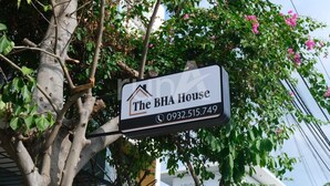 Placa com a inscrição 'The BHA House' e um número de contato.