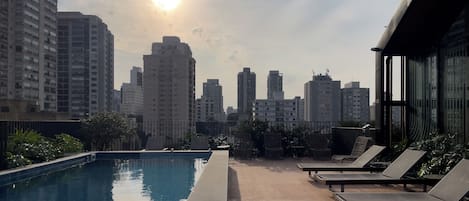 Piscina exterior, guarda-sóis, espreguiçadeiras