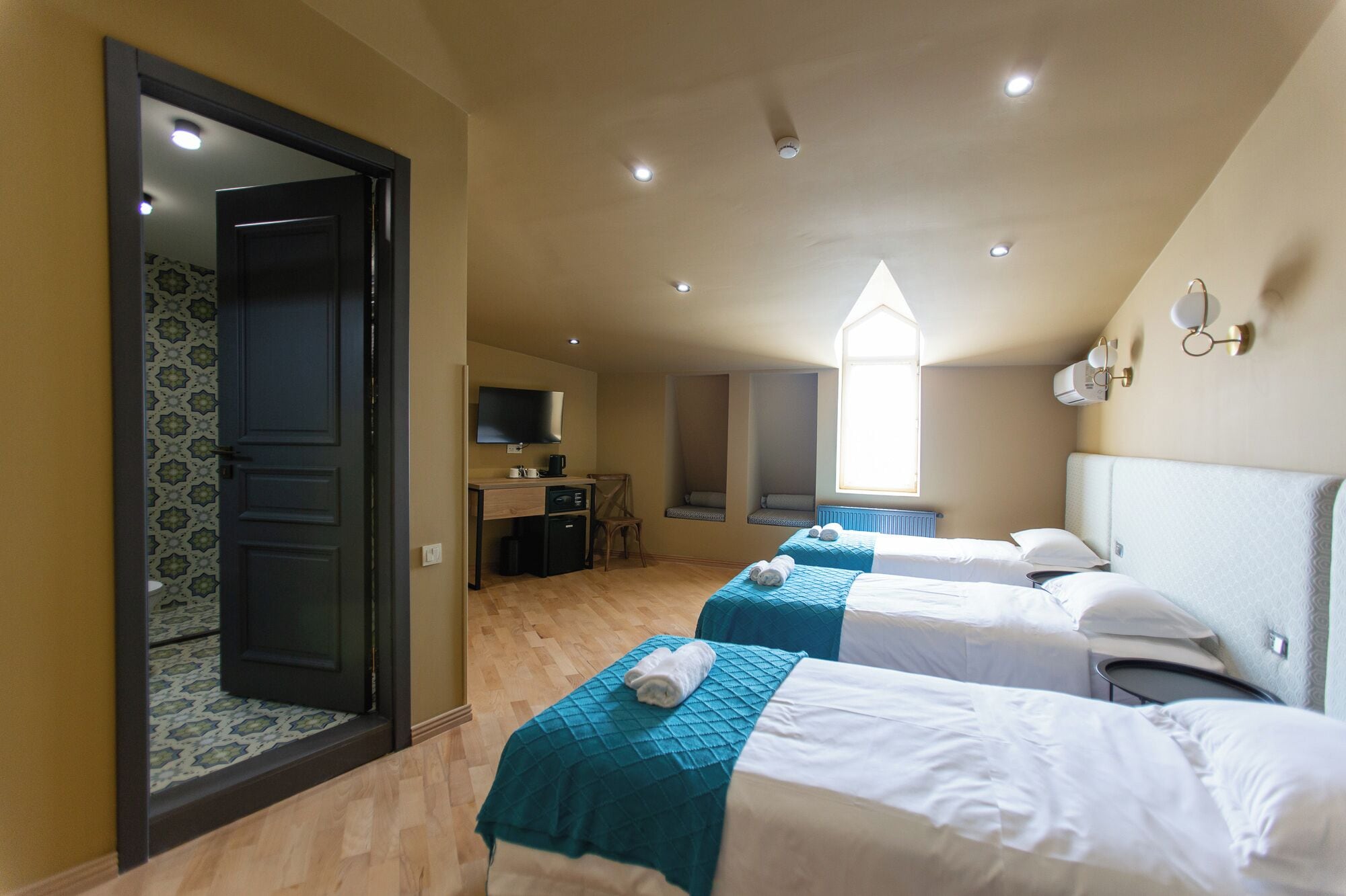 Quarto Triplo Standard, 3 camas individuais | Cofre no quarto, secretária 