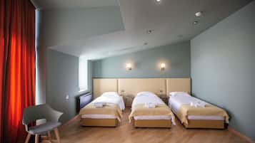 Quarto Triplo Standard, 3 camas individuais | Cofre no quarto, secretária