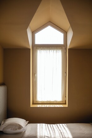 Quarto Twin, 3 camas individuais | Cofre no quarto, secretária
