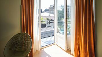 Quarto Duplo Deluxe, 1 cama king-size | Cofre no quarto, secretária