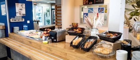 Café da manhã com buffet todos os dias (EUR 9.95 por pessoa)