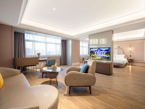 Suíte luxo, 1 cama King | Quartos à prova de som, Wi-Fi de cortesia