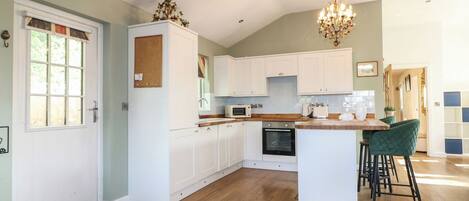 Uma máquina de lavar louça, utensílios de cozinha