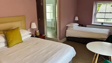 Quarto Triplo Familiar | Secretária adequada para computadores portáteis, Wi-fi grátis