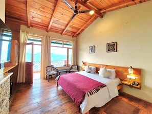 Quarto Duplo Superior, varanda, vista para a montanha | Roupa de alta qualidade, minibar, secretária, ferro/tábua de engomar 