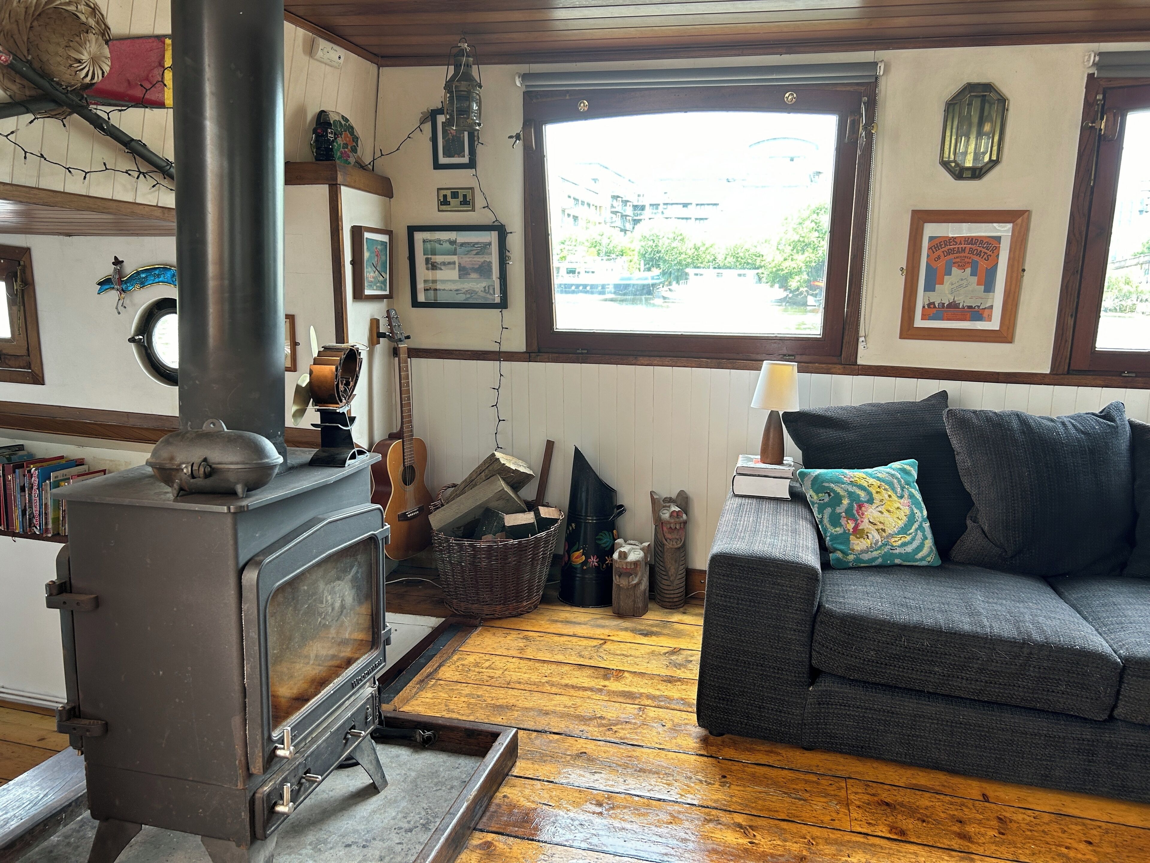 Houseboat On The Thames In London Next To Kew Gardens - London