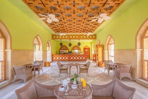 8 bares/lounges, um bar de praia 