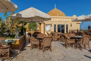 8 bares/lounges, um bar de praia 