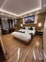 Quarto Duplo de Luxo, vista para a montanha | Roupa de alta qualidade, ferro/tábua de engomar, Wi-fi grátis 