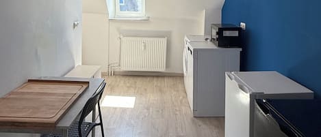 Minifrigorífico, uma placa de cozinha, utensílios de cozinha