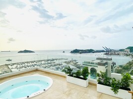 Suíte superior, sacada, vista para a praia | Terraço/pátio