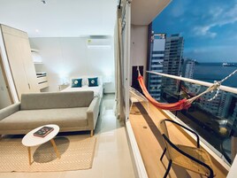 Suíte superior, sacada, vista para a praia | Wi-Fi de cortesia, roupa de cama, acesso para cadeiras de rodas