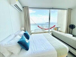 Suíte superior, sacada, vista para a praia | Wi-Fi de cortesia, roupa de cama, acesso para cadeiras de rodas