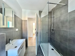 Apartamento Clássico | Casa de banho | Um polibã, toalhas fornecidas, sabão, champô 