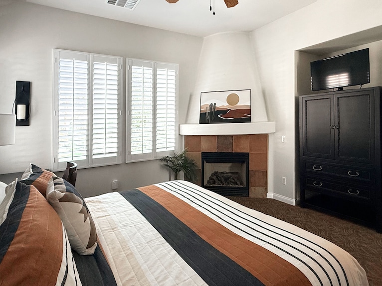 Mountain View King Retreat In Gated Desert Villas - La Quinta, CA