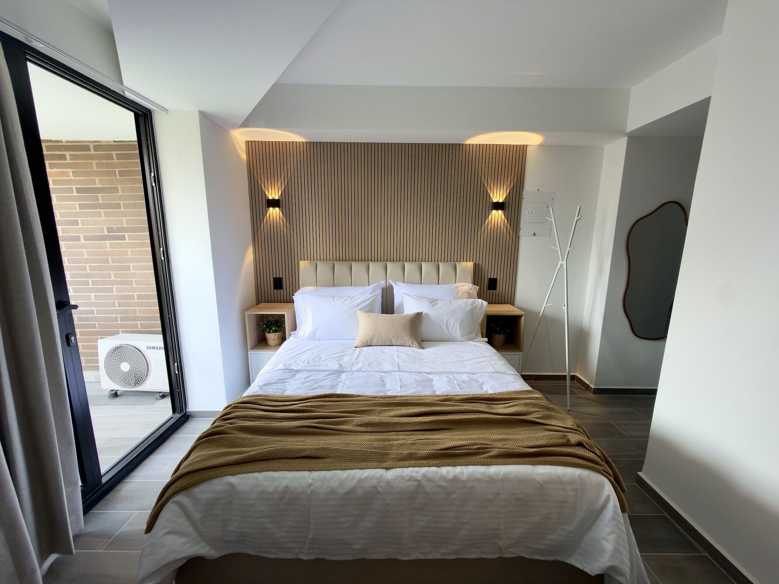 Apartamento Comfort | Cofre no quarto, secretária 