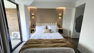 Apartamento Comfort | Cofre no quarto, secretária