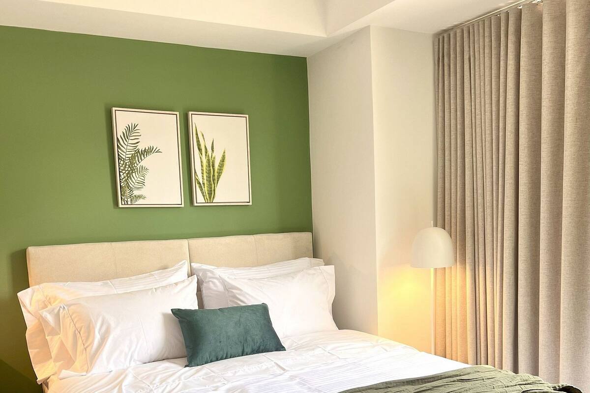 Apartamento Deluxe | Cofre no quarto, secretária