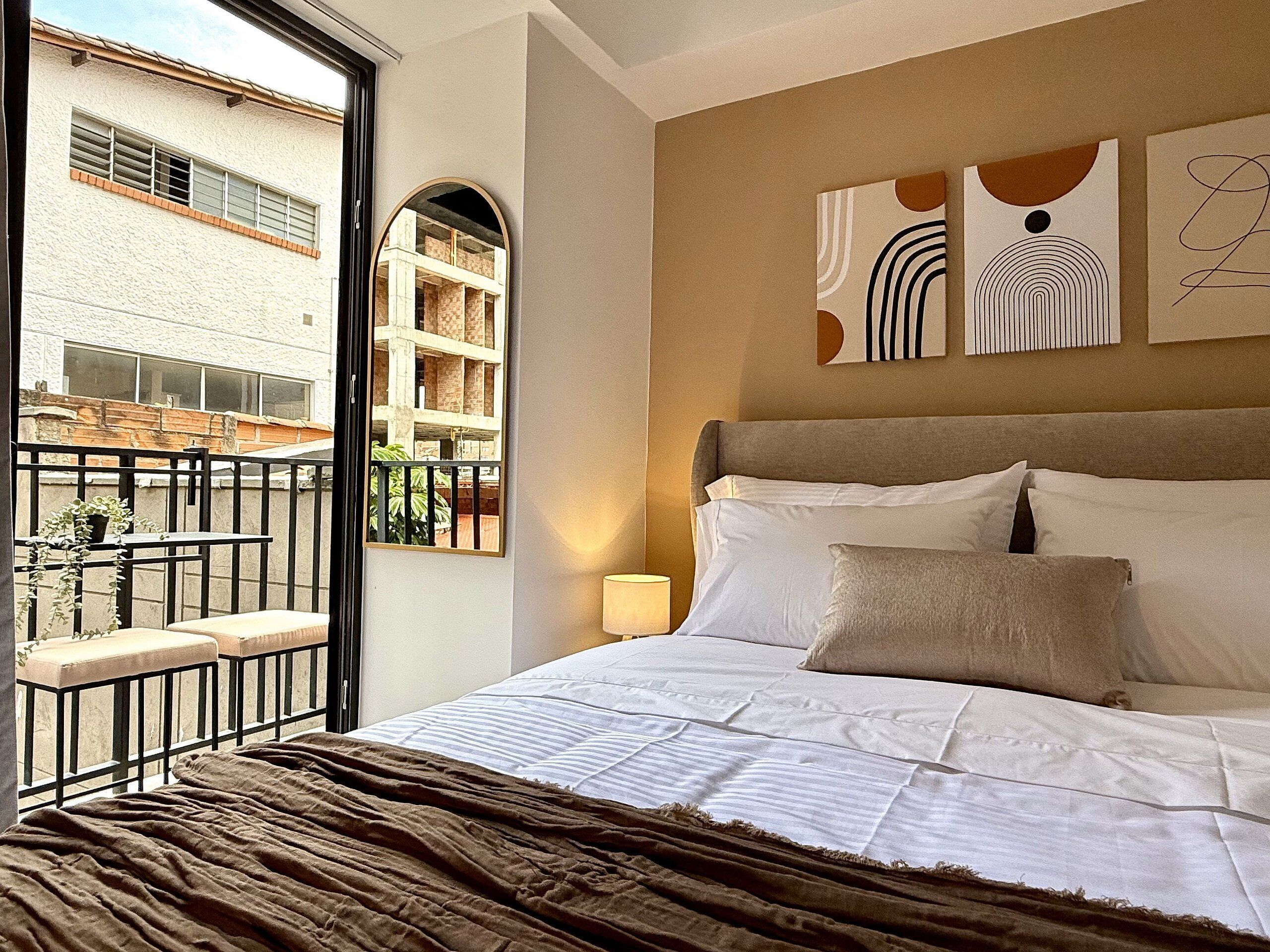 Apartamento Comfort | Cofre no quarto, secretária 