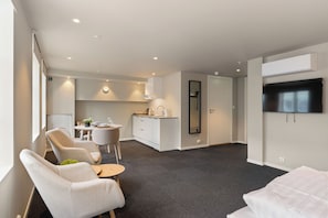 Apartment with city view - No. 1 | Cortinas/cortinados opacos, ferro/tábua de engomar, Wi-fi grátis