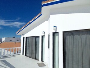 Casa, várias camas, varanda, vista para a praia (E-10.5) | Detalhe da fachada