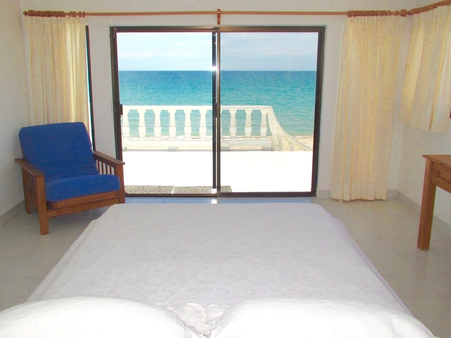 Casa, várias camas, pátio, vista para a praia (E-10.5) | 4 quartos, com decoração personalizada, com mobília individualizada 