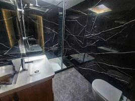 Quarto Duplo Comfort, vista para o pátio | Casa de banho | Um polibã, um secador de cabelo, toalhas fornecidas, sabão 