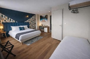 Quarto Triplo Comfort | Ferro/tábua de engomar, roupa de cama fornecida 