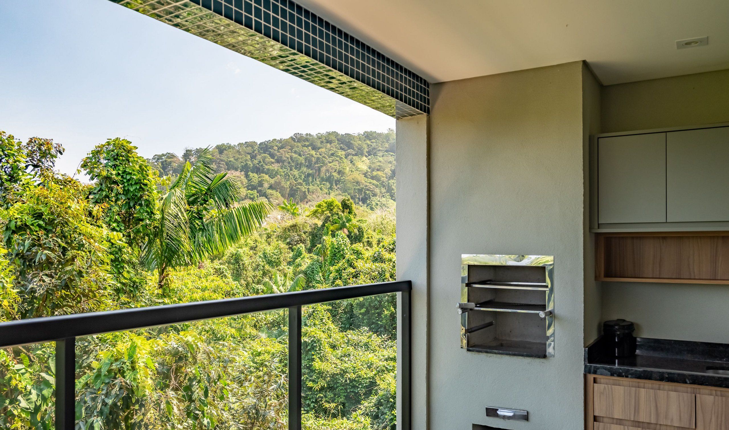 Uma varanda com vista para uma encosta arborizada.