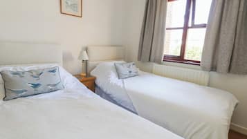 2 quartos, com decoração personalizada, com mobília individualizada