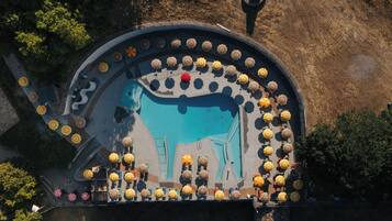 Piscina externa sazonal, funciona das 8h30 às 18h30, guarda-sóis