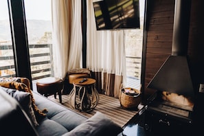 Chalé Deluxe, varanda, vista para a montanha | Sala de estar