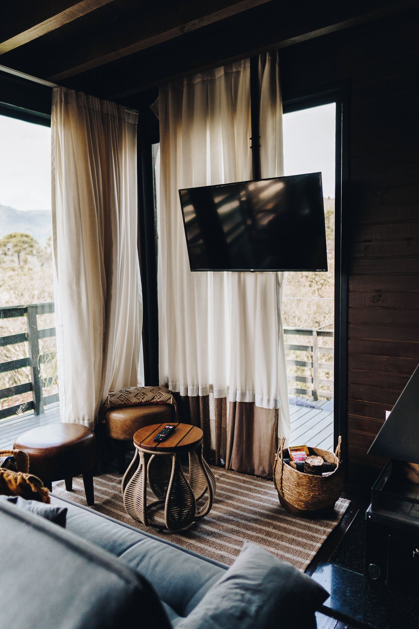 Chalé Deluxe, varanda, vista para a montanha | Sala de estar | Televisor 