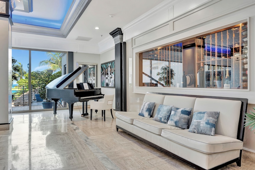 Direct Ocean Front Room - Fort Lauderdale, FL