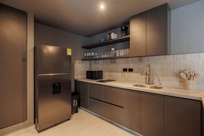 Um frigorífico, um micro-ondas, uma placa de cozinha 