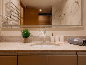 Apartamento Standard | Casa de banho | Um polibã, artigos de higiene pessoal grátis, um secador de cabelo 