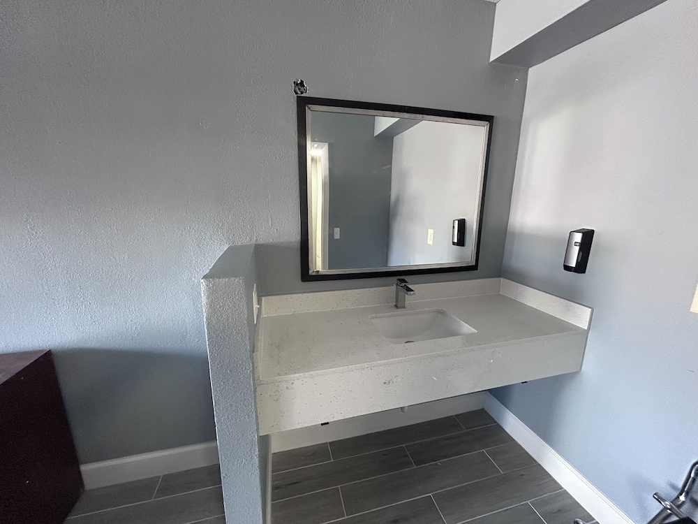 Airport Motor Inn - Jacksonville, FL