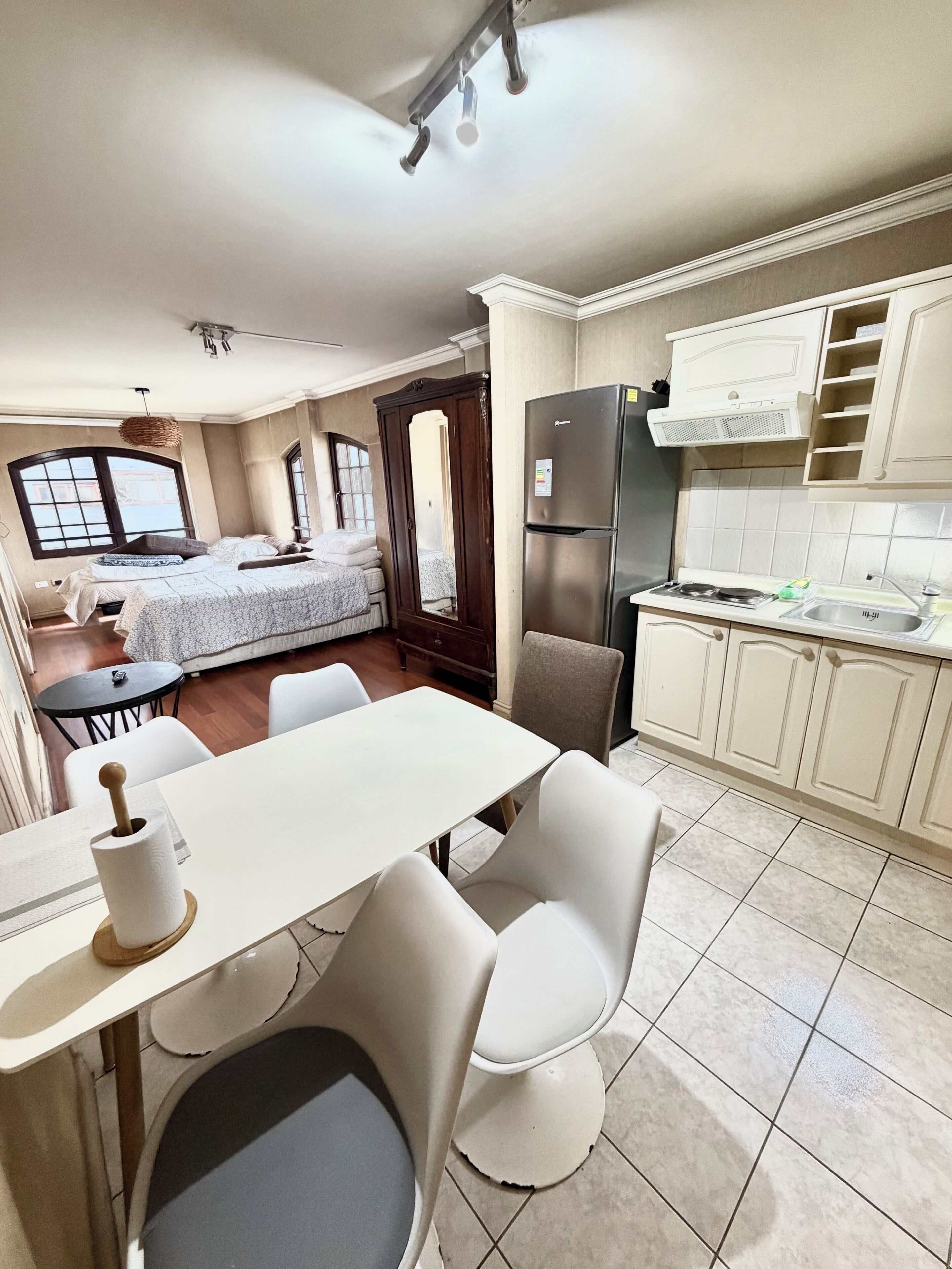 Apartamento Familiar, casa de banho privativa, Vista para a cidade | Sala de estar | Televisor de ecrã plano de 42 polegadas com canais digitais 