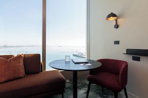 Quarto standard, 1 cama King, vista para a baía (High Floor) | Cofres nos quartos, quartos à prova de som