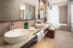 Suíte executiva, 1 cama King | Banheiro | Produtos de toalete grátis, secador de cabelo, roupões de banho 