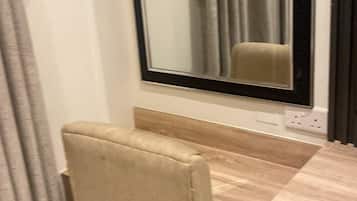 Cofre no quarto, quartos insonorizados, ferro/tábua de engomar
