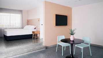 Suite, pátio | Cofre no quarto, Wi-fi grátis