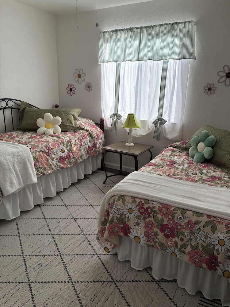Little Palace in Turlock. 3 bdrm, 2 bath. Steps from Stanislaus Univ ...