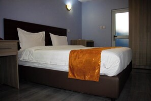 Quarto casal executivo, vista para a piscina | Wi-Fi de cortesia, roupa de cama