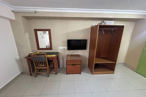 Quarto Twin Standard | Secretária, camas desdobráveis, Wi-fi grátis, roupa de cama fornecida